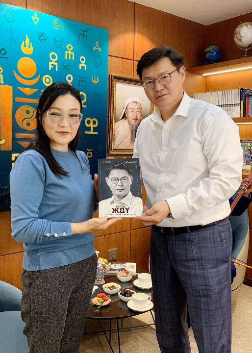 Баруун хязгаар нутгийн баялаг бүтээгч Л Баярсайхан өөрийн урласан бүтээлээр ББДХ ны шинэ байрны